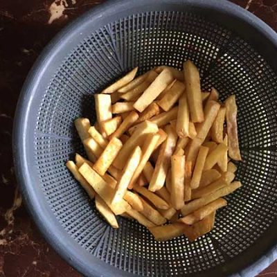 Frites d'igname avec une omelette aux légumes