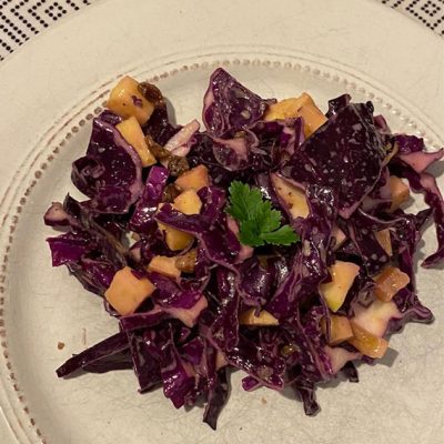 Salade de chou rouge aux pommes et aux raisins secs